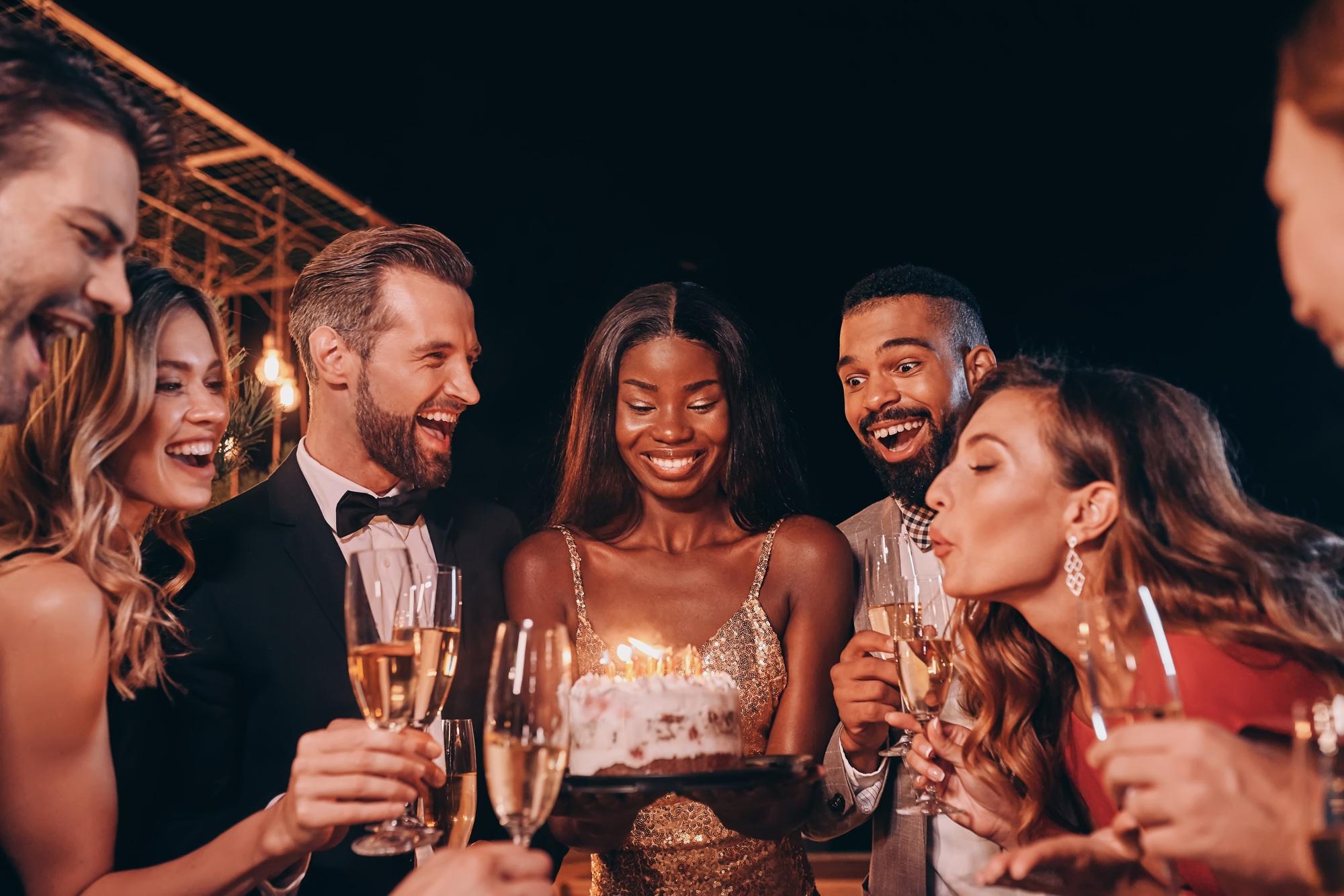 Questions rigolotes pour anniversaire : animer votre fête avec humour ...