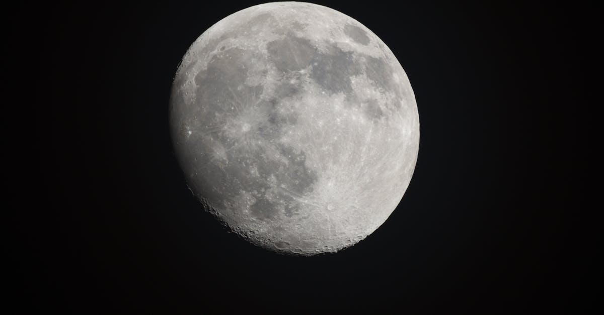 La danse de la Lune : quel est son mouvement autour de la Terre